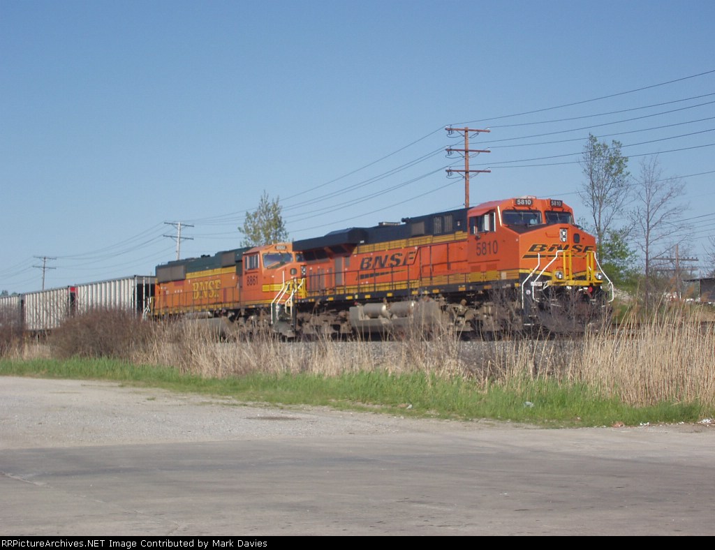 BNSF 5810 + BNSF 8861